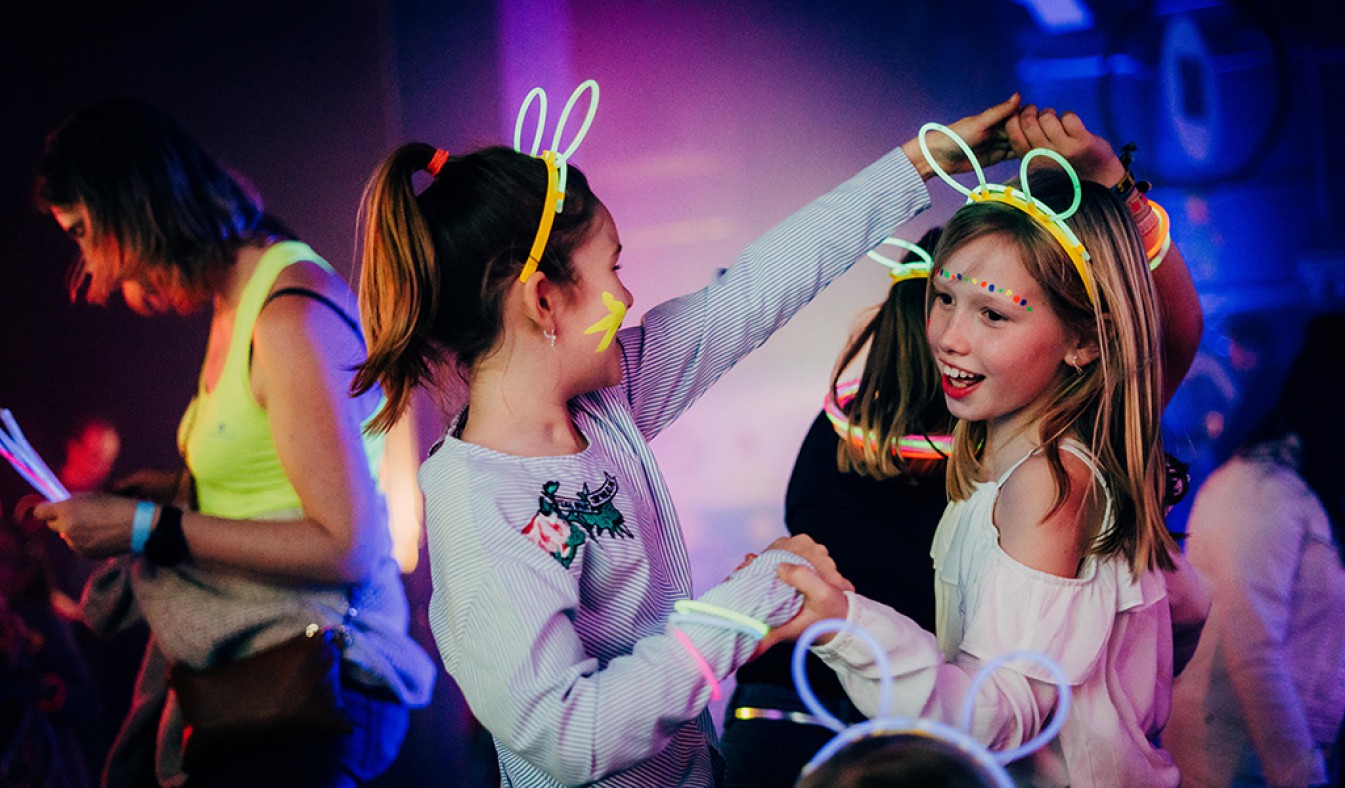 Bekijk het foto album van onze Family Rave Party in de Kruitfabriek.